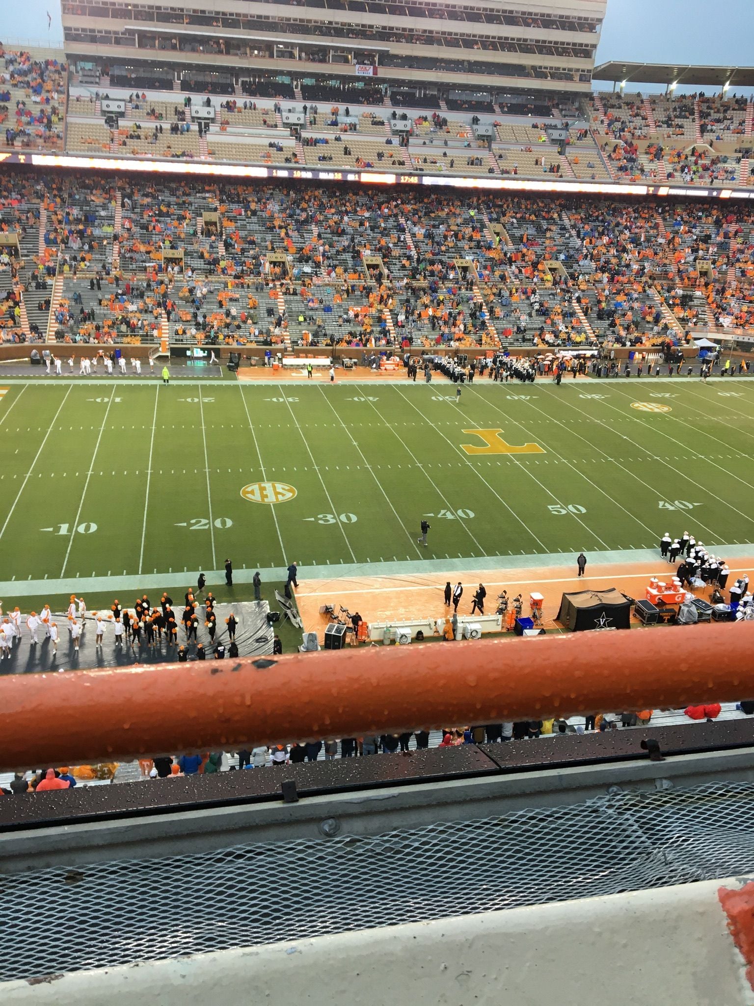 Great seat but small obstructing bar. : Neyland Stadium Section EE ...